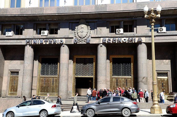 Opciones de Luis Caputo para pagar la deuda en enero: consejos de una ...